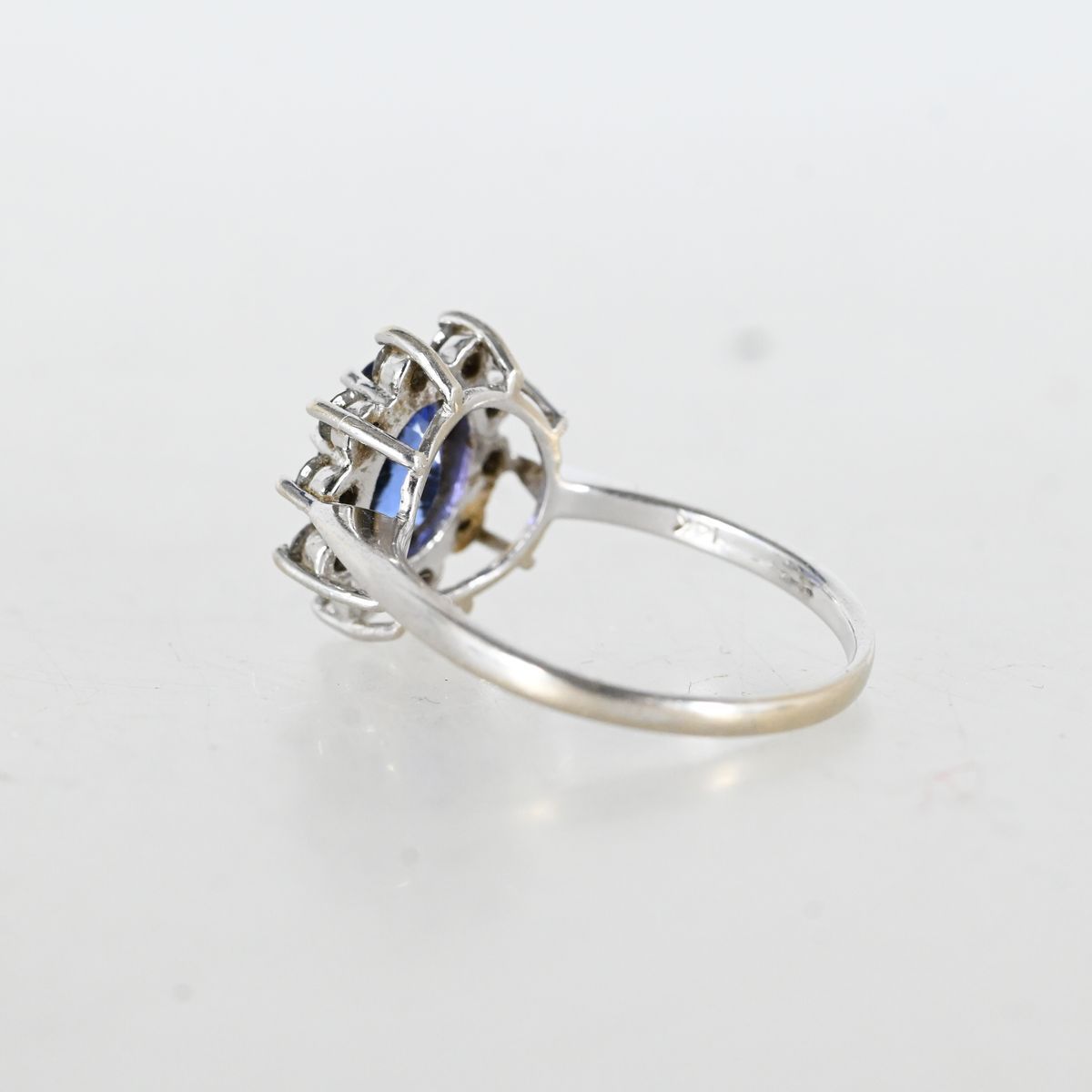 Ring med blå sten och 10 diamanter, vitt guld 14 K (120760) — Luleå ...