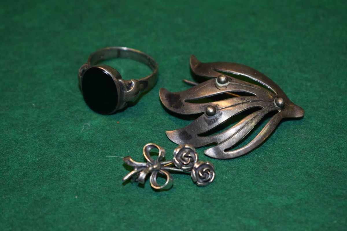 2 broscher + ring silver (44306) — Luleå Auktionsverk